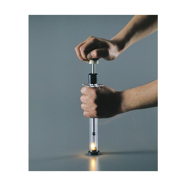 ・先を閉じたガラス管内に、脱脂綿を入れ、圧縮棒で急激に押し込むと断熱圧縮により、管内の温度が上がり、脱脂綿が発火します。・断熱変化の観察が容易に安全に行えます。・スムーズなピストン運動が行えるよう、大型取手、パッキン（オーリング）、ゴム製支...