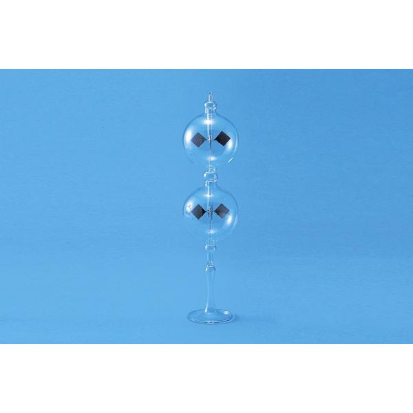 径：φ約76.4mm（上）、φ約75.2mm（下）大きさ：（全高） 約310mm（台含む）材質：ガラス製○白熱電球の光を近づけることで、回転羽根が光の吸収率の違いにより回転し、気体分子の熱運動の効果を考察することができます。○放射光の仕事、...