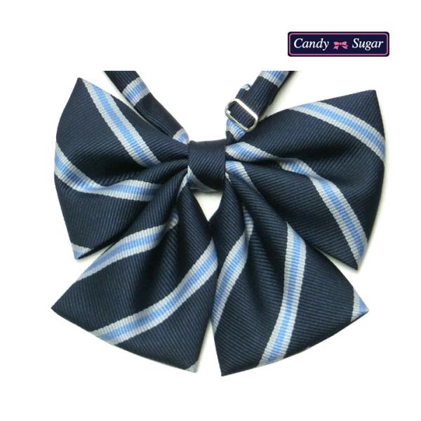 スクールリボン CandySugar(キャンディシュガー）紺ベースにサックスと白のストライプのスクールリボン ★ストラップは長めなので衿周りが小さい場合や、第一ボタンを留めて着用する場合には少しつまんで縮めてください。★★当社取扱いのセーラ...
