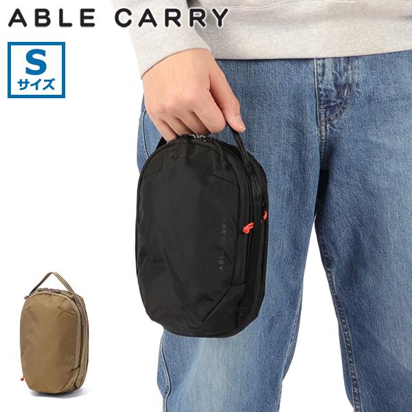 いつでも使えるスマートポーチコーデュラリップストップナイロンを採用した軽量かつ高耐久のトラベルポーチ。カラー展開：Black(73655)、Tan(73660)エイブルキャリー トラベルポーチ ABLE CARRY バッグインバッグ メンズ...