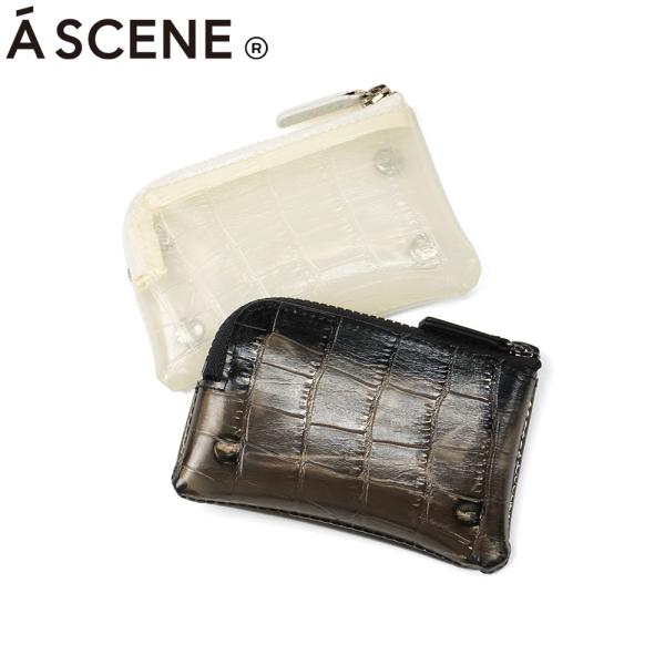 個性を引き出す品のあるワンポイントクロコ柄を型押ししたポケット。程よく透け感あるリュクスな雰囲気が魅力です。シンプルでありながら、さりげなく個性を引き出してくれます。オンオフ問わないクールなカラーもポイント。必需品のスマホと一緒に小物を持ち...
