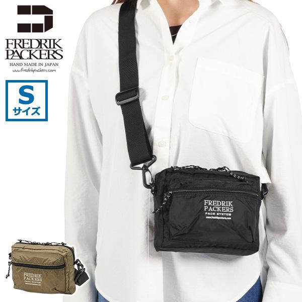 日常や旅行も毎日身軽にユニークなミニバッグ質感の異なる2種類の生地を組み合わせた印象的なスモールショルダーバッグ。カラー展開：BLACK(BKNO)、COYOTE(CYNO)フレドリックパッカーズ ショルダーバッグ FREDRIK PACK...
