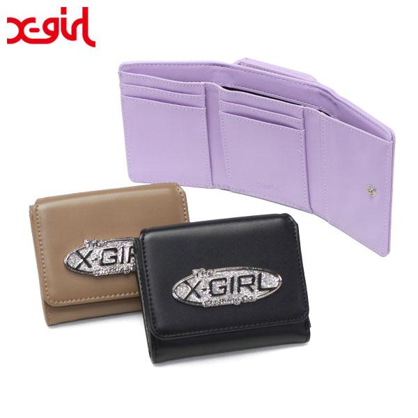 コンパクトサイズに収納力が満載小さなバッグでもスペースを占領しないコンパクトサイズの三つ折り財布です。カラー展開：BLACK(10)、BEIGE(21)、LtPURPLE(35)X-girl エックスガール SILVER GLITTER O...