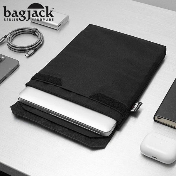 大切なデバイス類をスマートに運ぶドイツ・ベルリンで熟練の職人が手がけるブランド『Bagjack』の縦型PCケース。本体部分はパッド入りで、開閉部分はフラップとベルクロ留めを備え、耐久性に優れています。さらに前面には書類用のポケットを装備し、...