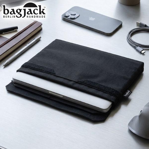 PCを守る堅牢なケースドイツ・ベルリンで熟練の職人が手がけるブランド『Bagjack』の横型PCケース。本体部分はパッド入りで、開閉部分はフラップとベルクロ留めを備え、耐久性に優れています。さらに前面には書類用のポケットを装備し、裏側のグリ...