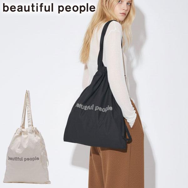 ふんわり柔らかいコットン素材のトート大きめサイズと巾着仕様で気軽に使えるトートバッグ。軽くて柔らかなコットン素材は、使うほどに自然なシワ感が生まれ、味わいが増します。フロントにはブランドロゴのアウトライン刺繍が施され、あえて糸処理を残したラ...