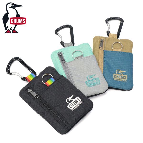 小銭もカードもスルッとおさまるアウトドアに必要な機能を網羅したCHUMSの本格派バックシリーズ『Spring Dale/スプリングデール』より、キーコインケースが登場。カラー展開：Black×Rainbow(K042)、Blue×Beige...