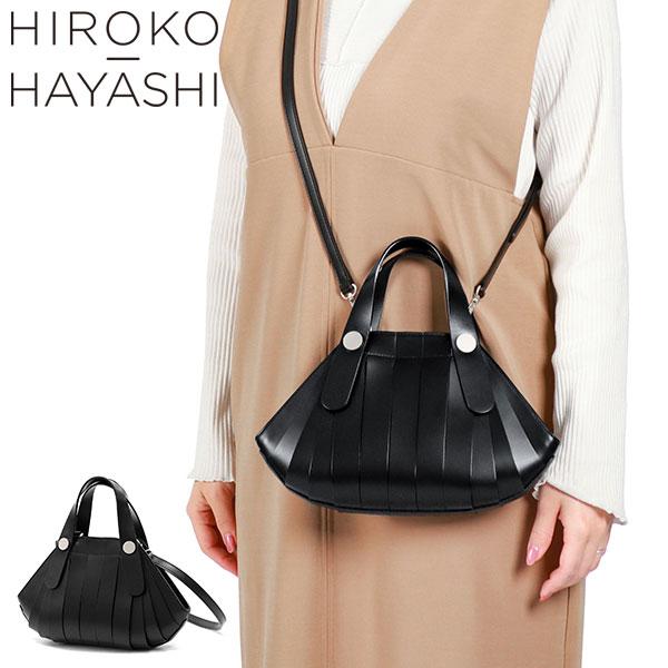 デイリーからフォーマルまで幅広く使える2WAYハンドバッグ。特徴的な骨組みデザインには、必要最低限の必需品が収まるサイズ感に仕上がっています。またダブルファスナーで、大きく開いて荷物の出し入れがしやすいところもポイント。素材＜表地＞牛革サイ...