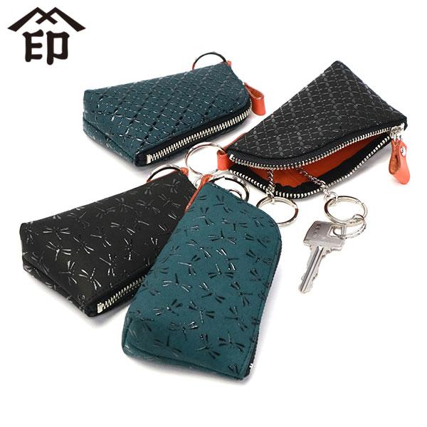 伝統模様をあしらった、風格漂う大人の雰囲気に遊び心が光る印伝の新ライン『HISOCA』のキーケース。素材＜表地＞鹿革、漆＜裏地＞レーヨン＜付属＞牛革、鉄サイズ＜本体＞幅 約 65×高さ 約 110×マチ 約 35(mm)※サイズ・重量は当店...