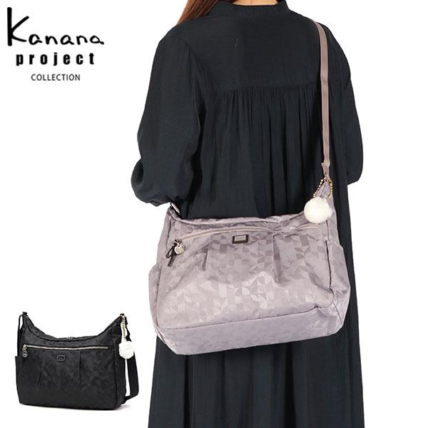 お出掛けにちょうどいい上品なショルダーバッグKananaロゴをオリジナルにアレンジした柄を、上品なジャガード織で仕立てた横型ショルダーバッグ。カラー展開：ブラック(01)、ライラック(07)カナナプロジェクト コレクション ショルダーバッグ...