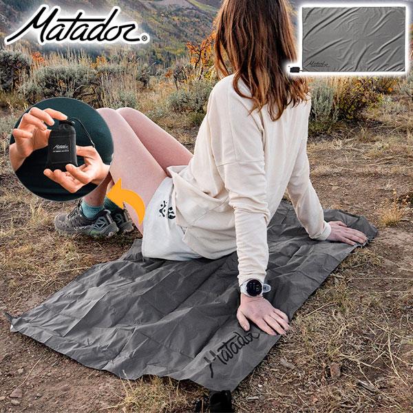 コンパクトに持ち運び頼れる耐水シートキーホルダーサイズまで小さく収納できるポケットブランケット。特許取得の「Easy-Packパターン」がガイドラインとなり、簡単に折りたためます。高品質で耐水性・耐久性に優れた素材を使用し、どこでも清潔でド...