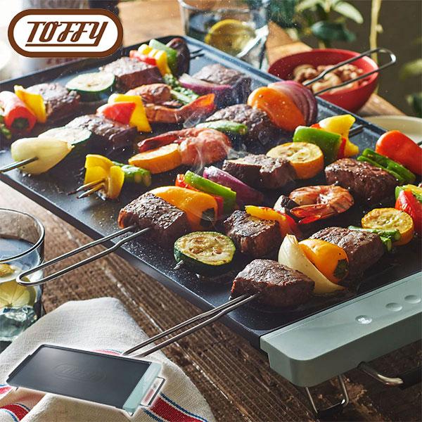 おしゃれに調理♪パーティーで大活躍スタイリッシュなフォルムでホームパーティーにも映える、スリムでワイドなグリルプレート。フラットで広々とした焼き面だから、串焼きのBBQやお好み焼きにもピッタリ！シート型ヒーターでムラなく加熱、火力調節も簡単...