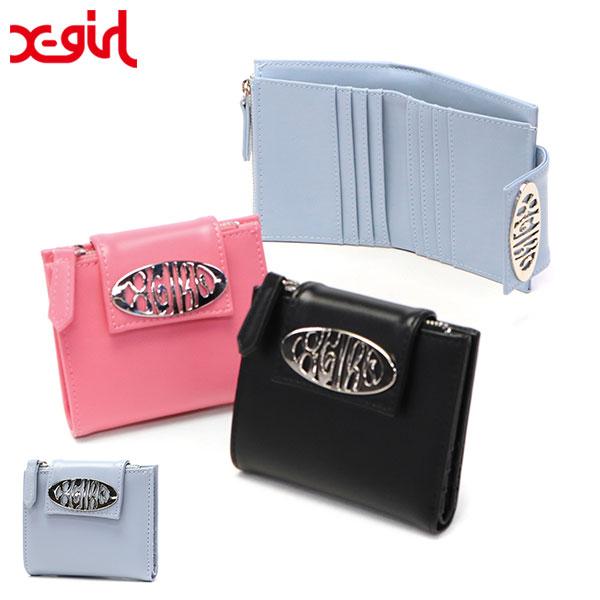 メタルロゴが映えるスマートな二つ折り財布スリムな財布をお探しの方におすすめのミニ財布。持ち運びに便利な薄型二つ折り仕様で、ジップ付きのコインケースやお札ポケット、カードポケットなど収納力も充実しています。フェイクレザーに映えるメタリックなロ...