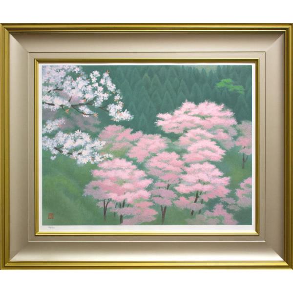 日本人の心の原風景を描き続けた国民的画家、東山魁夷画伯。本作「吉野の春」は画伯がこよなく愛した日本の四季、 　その中でも格別の美しさを誇る奈良・吉野の桜をテーマにした人気作です。深く静かな杉林の緑を背景に、山肌を彩る桜がまるで霞のように浮か...
