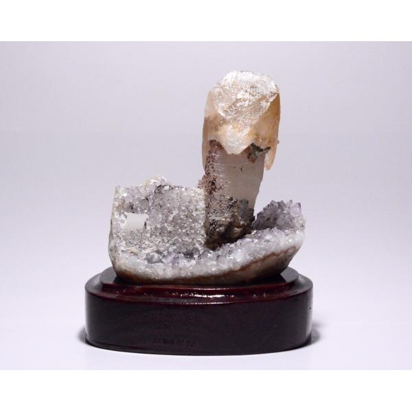 【発売日：2015年08月26日】アメシストを母体としてカルサイトが貫入成長し、さらに松茸上に造形されたミュージアム向けコレクションです。横：14cm 高さ：12cm 重量：903gs。