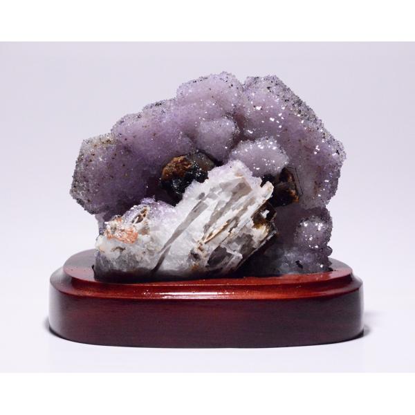【発売日：2015年08月27日】カルサイトを母体としてアメシストがまとわりつくように成長。地球が造形したミュージアム向けコレクションです。横：12.5cm 高さ：9.5cm 重量：739gs。木製台座付き。近県の方は、ご来店の上、実物をお...