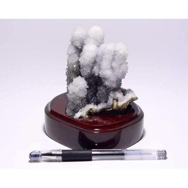 【発売日：2015年08月27日】サボテン状に成長した愛らしい造形のアメシスト。白やグレーに見えますが拡大してみるとうすいピンク色が見て取れます。ミュージアム向けコレクションです。横：10cm 高さ：9cm 重量：426gs。木製台座付きウ...