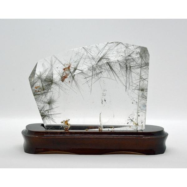 【発売日：2018年10月15日】水晶の中の風景シリーズ。に美しいシルバー色ルチルが入った水晶コレクションです。横150mm 高さ：1150mm 重量：1076gsです。