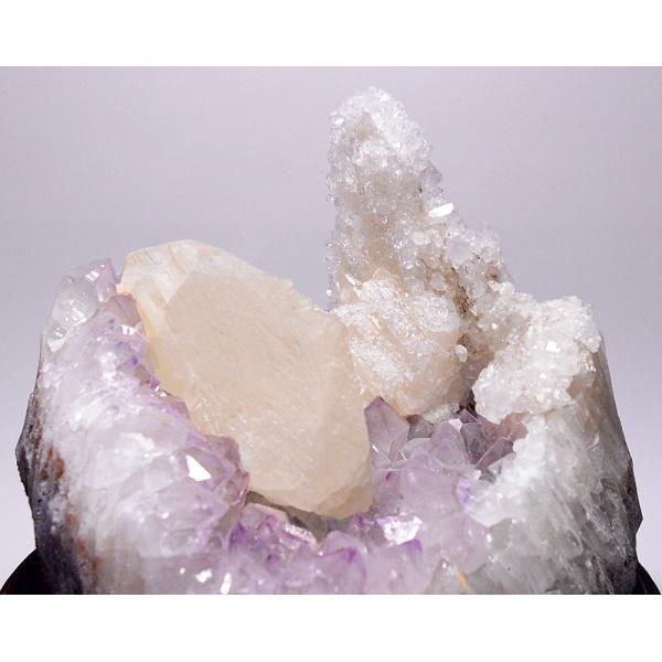 【発売日：2015年08月27日】アメシストを母体としてカルサイトの2要素が造成されたミュージアム用コレクションです。横：19cm 高さ：15cm 重量：4.67ks。ウルグアイ産