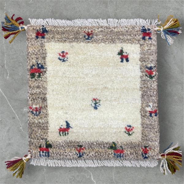 サイズ Size ：約39cm x 40cm フリンジ含まず　素材 Material：100% ウール・Wool塗料 Colour Material  :　草木染め　Vegetable Dye カラー :  ホワイト　グレー　マルチカラー　...