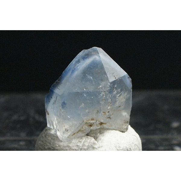 1.1×1.0×0.7cm<br> ブルーガーデンクォーツ(デュモルチェライトインクォーツ)の原石ポイントです。<br>デュモルチェライトインクォーツは産地も限られ、当然産出量も非常に少ない稀産種です。今後も市場に十...