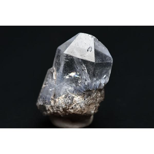 1.3×0.9×0.6cm 1.0g　ブルーガーデンクォーツ(デュモルチェライトインクォーツ)の原石ポイントです。デュモルチェライトインクォーツは産地も限られ、当然産出量も非常に少ない稀産種です。今後も市場に十分な量が出回ることは望み薄です...