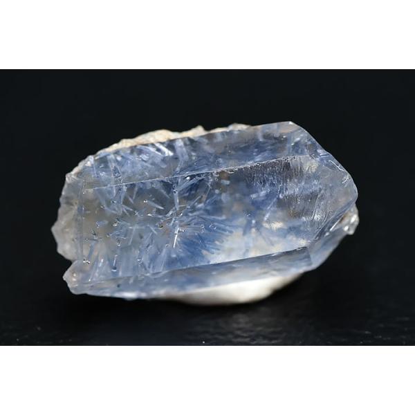 1.2×0.7×0.5cm 0.6g　ブルーガーデンクォーツ(デュモルチェライトインクォーツ)の原石ポイントです。デュモルチェライトインクォーツは産地も限られ、当然産出量も非常に少ない稀産種です。今後も市場に十分な量が出回ることは望み薄です...