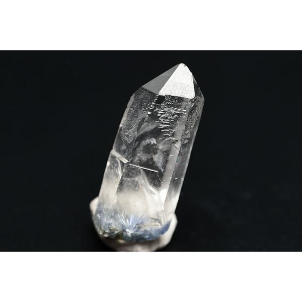 1.5×0.6×0.4cm 0.6g　ブルーガーデンクォーツ(デュモルチェライトインクォーツ)の原石ポイントです。デュモルチェライトインクォーツは産地も限られ、当然産出量も非常に少ない稀産種です。今後も市場に十分な量が出回ることは望み薄です...