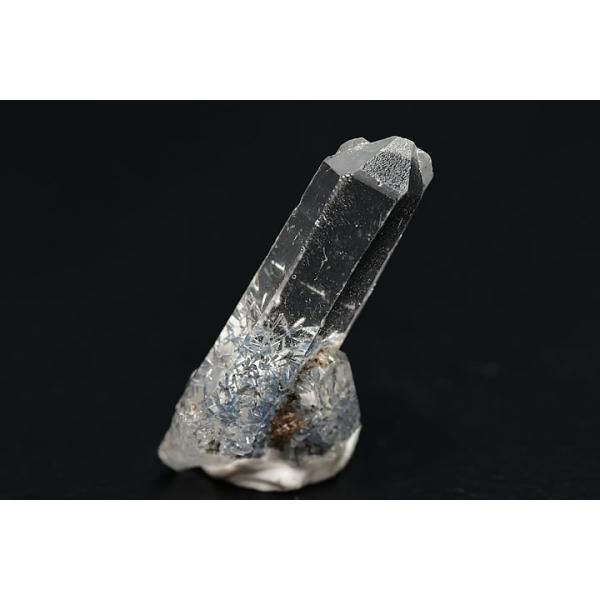 1.6×0.7×0.4cm 0.5g　ブルーガーデンクォーツ(デュモルチェライトインクォーツ)の原石ポイントです。デュモルチェライトインクォーツは産地も限られ、当然産出量も非常に少ない稀産種です。今後も市場に十分な量が出回ることは望み薄です...