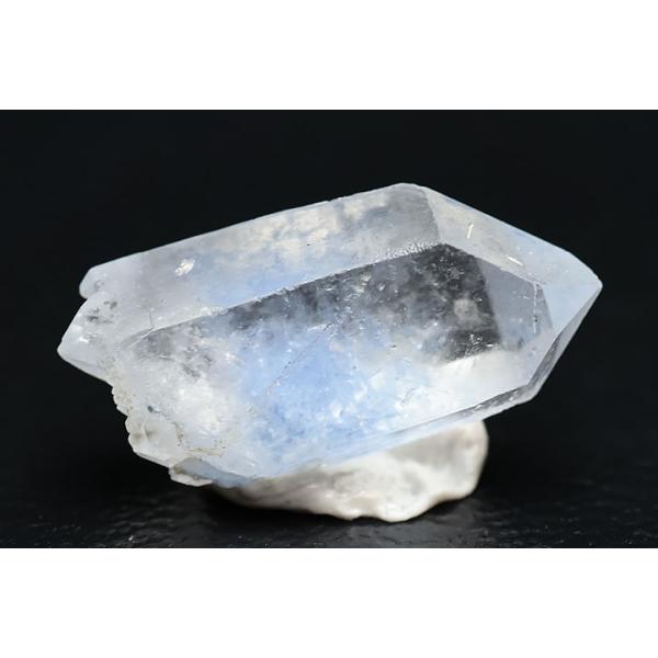 1.4×0.6×0.4cm 0.6g　ブルーガーデンクォーツ(デュモルチェライトインクォーツ)の原石ポイントです。デュモルチェライトインクォーツは産地も限られ、当然産出量も非常に少ない稀産種です。今後も市場に十分な量が出回ることは望み薄です...