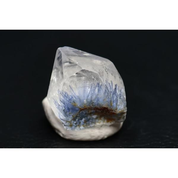 0.9×0.7×0.6cm 0.4g　ブルーガーデンクォーツ(デュモルチェライトインクォーツ)の原石ポイントです。デュモルチェライトインクォーツは産地も限られ、当然産出量も非常に少ない稀産種です。今後も市場に十分な量が出回ることは望み薄です...