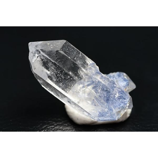 1.3×0.6×0.5cm 0.5g　ブルーガーデンクォーツ(デュモルチェライトインクォーツ)の原石ポイントです。デュモルチェライトインクォーツは産地も限られ、当然産出量も非常に少ない稀産種です。今後も市場に十分な量が出回ることは望み薄です...