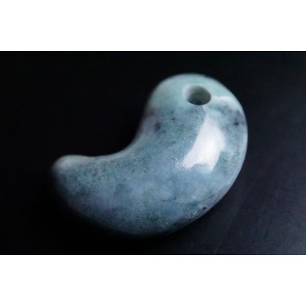 サイズ3.1×2.0×1.2cm 12.4g 今まで糸魚川翡翠の古代勾玉の販売実績がありましたが高価で沢山のお客様にご提供できない中、今回は沢山、生産するということだけを考えまして生産致しました。 糸魚川のヒスイは現在採掘禁止になっており、...
