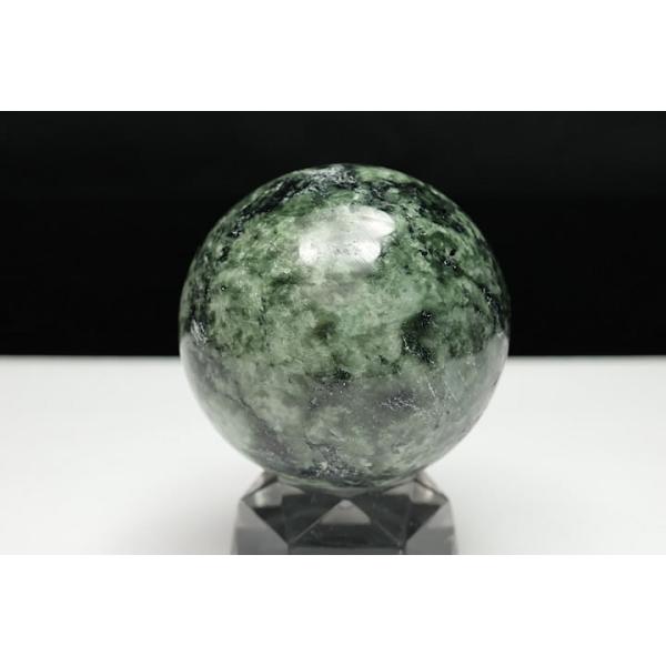 直径43mm 重さ134g　糸魚川産翡翠は太古の昔より勾玉などに加工され、魔除けなどの装飾品や権力の象徴として使用されていました。糸魚川の翡翠は現在採掘禁止になっており、今後市場に大量に出回る見込みは多くありません。今回入荷の商品は、貴重な...