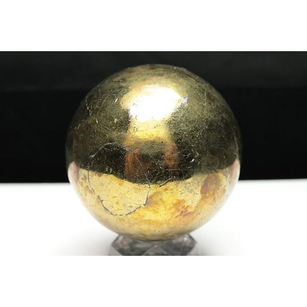 直径55mm　358g　ペルー産チャルコパイライト(黄銅鉱)の丸玉です。鏡のように光を反射する強い光沢がある淡い真鍮色で、大変迫力があります。※商品に台は付属しません。