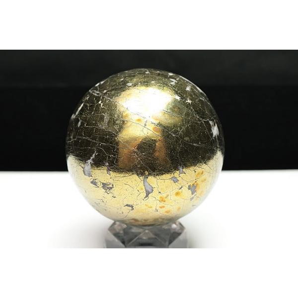 直径55mm　344g　ペルー産チャルコパイライト(黄銅鉱)の丸玉です。鏡のように光を反射する強い光沢がある淡い真鍮色で、大変迫力があります。※商品に台は付属しません。