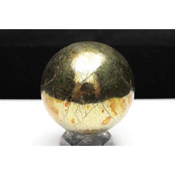 直径50mm　266g　ペルー産チャルコパイライト(黄銅鉱)の丸玉です。鏡のように光を反射する強い光沢がある淡い真鍮色で、大変迫力があります。※商品に台は付属しません。