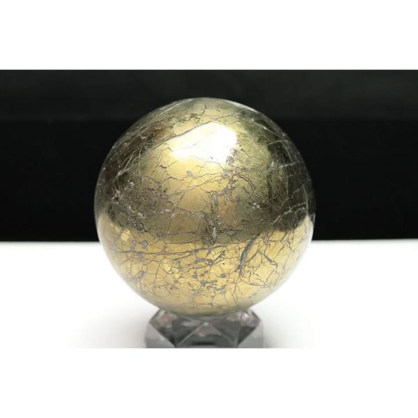 直径52mm　302g　ペルー産チャルコパイライト(黄銅鉱)の丸玉です。鏡のように光を反射する強い光沢がある淡い真鍮色で、大変迫力があります。※商品に台は付属しません。