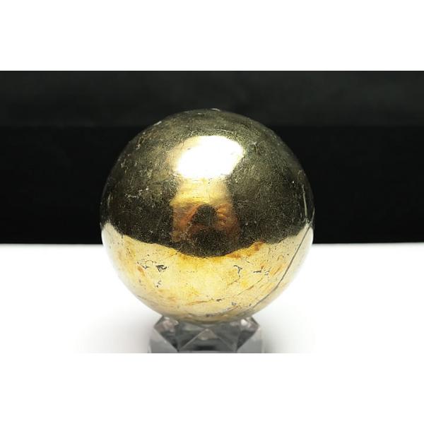 直径54mm　345g　ペルー産チャルコパイライト(黄銅鉱)の丸玉です。鏡のように光を反射する強い光沢がある淡い真鍮色で、大変迫力があります。※商品に台は付属しません。