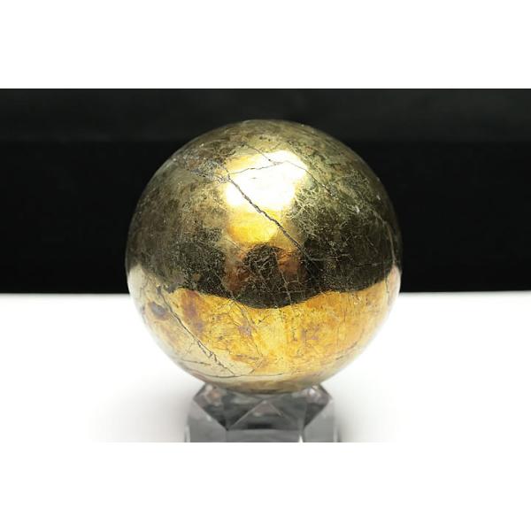 直径53mm　320g　ペルー産チャルコパイライト(黄銅鉱)の丸玉です。鏡のように光を反射する強い光沢がある淡い真鍮色で、大変迫力があります。※商品に台は付属しません。