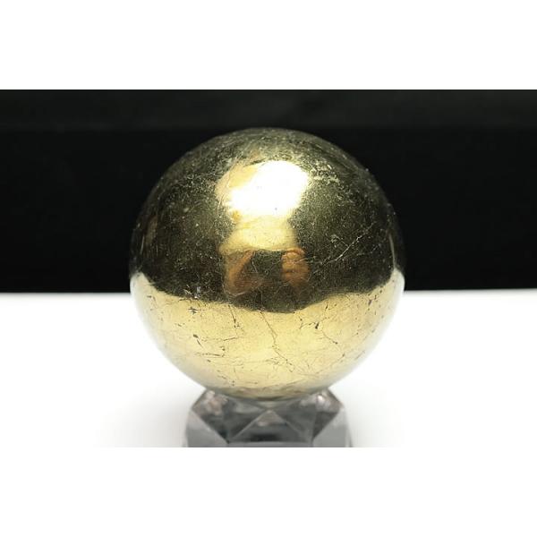 直径48mm　247g　ペルー産チャルコパイライト(黄銅鉱)の丸玉です。鏡のように光を反射する強い光沢がある淡い真鍮色で、大変迫力があります。※商品に台は付属しません。