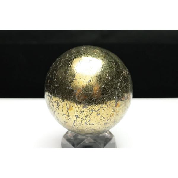 直径47mm　213g　ペルー産チャルコパイライト(黄銅鉱)の丸玉です。鏡のように光を反射する強い光沢がある淡い真鍮色で、大変迫力があります。※商品に台は付属しません。