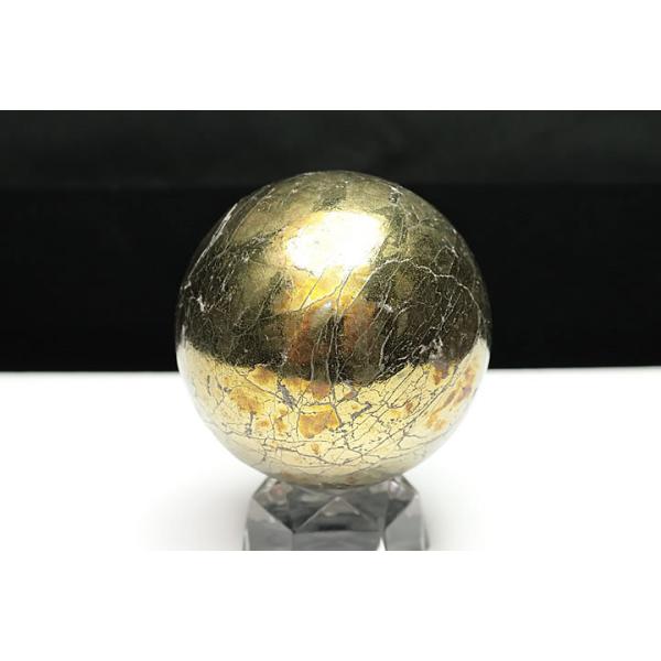 直径51mm　289g　ペルー産チャルコパイライト(黄銅鉱)の丸玉です。鏡のように光を反射する強い光沢がある淡い真鍮色で、大変迫力があります。※商品に台は付属しません。
