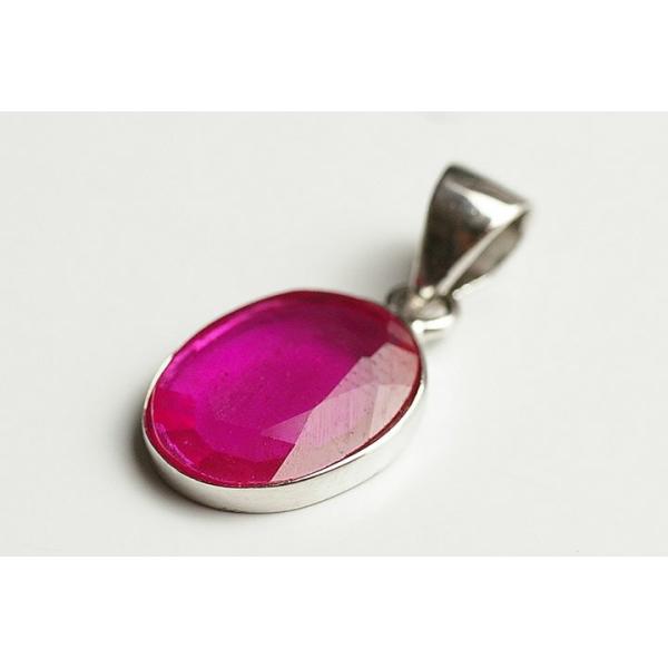 トップ部分：1.1×0.8×0.2cm<br>不純物がとても少なく、透明感も申し分ないピンクサファイアです。発色も鮮やかなピンクで、宝石質と言っても過言ではありません。今回はお求め頂きやすい均一価格で販売させて頂きます。