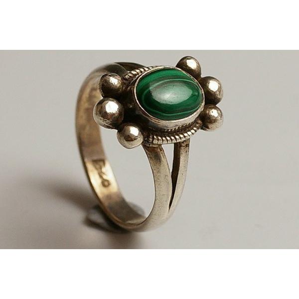 マラカイトのリングです。リング部分はシルバー製となっております。リング部分：15号トップ部分：0.7×0.6×0.5cm