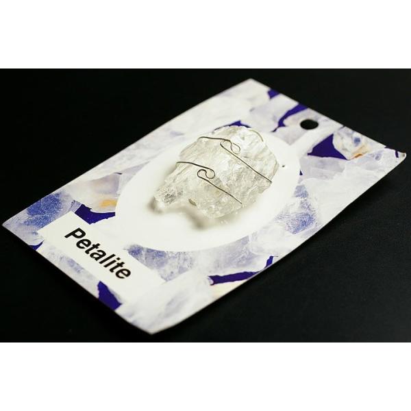 ペタライトをワイヤーでラップしたシンプルなペンダントトップです。ヘブン＆アース社より直接仕入れておりますが、可能な限り低価格に設定いたしました。品質保証書が付属します。トップ部分：長さ約3.0cm(ばらつきあります)ネコポス対応をしておりま...