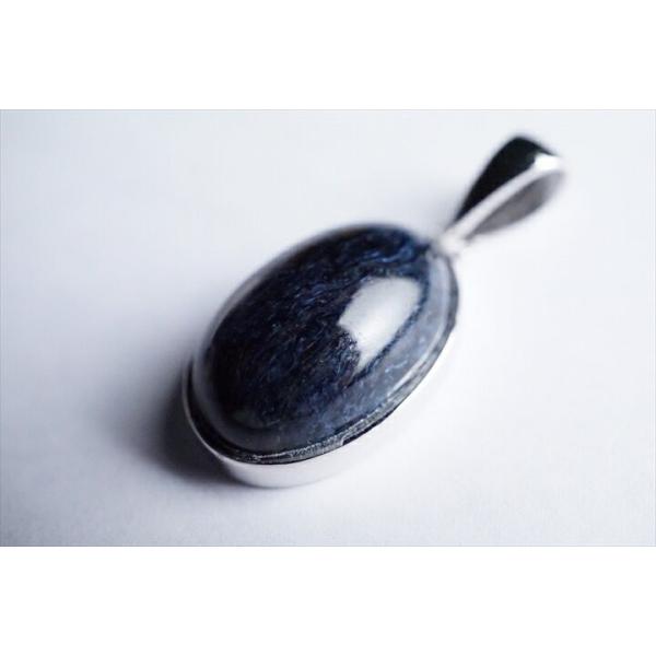 トップ部分:2.0×1.3×0.8cm<br>ブルーピーターサイトペンダントトップのファイナルグレードが入荷いたしました。<br>トラメやファルコンアイに非常に近い成分の石で、濃いブルーに発色している最高品質のブルー...