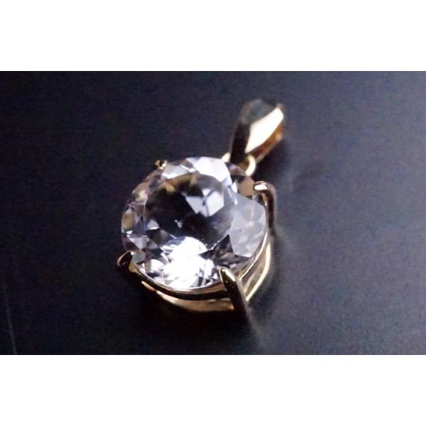 トップ部分:約0.8×0.8×0.5cm 1.70ct 2019年ツーソンショーにて仕入れをさせて頂きましたダンビュライトルースを一つ、一つ18金ペンダントに加工をしまして販売をさせて頂くことになりました。ダイヤモンドに近い輝きがあるとのこ...