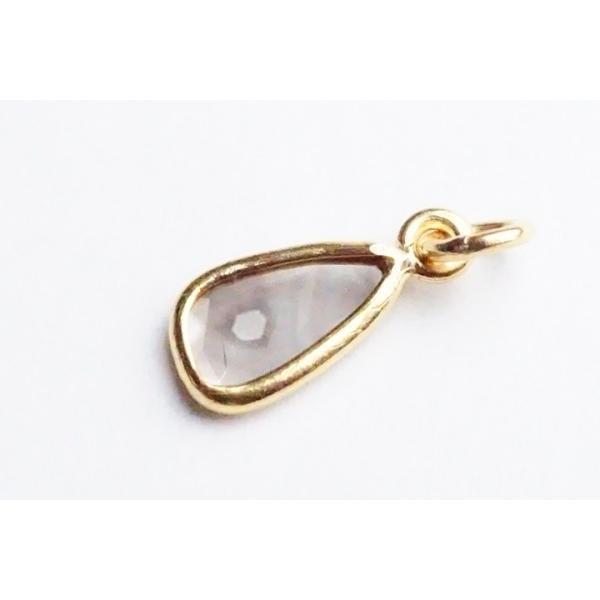 トップ部分:約0.8×0.5×0.1cm 高い透明度のダイヤモンドに独特の模様が浮かぶ、スライスダイヤモンドのペンダントトップが入荷致しました。 一つとして同じ形のないスライスダイヤモンドを、k18フレームにて加工しております。