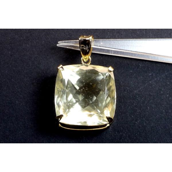 トップ部分:1.8×1.8×1.2cm 21.85ct  リビア砂漠で発見されたガラス質隕石のペンダントトップです。半透明のレモンイエローが大変美しい隕石です。通常、市場に出回っておりますリビアグラスは、黒い部分があり、透明感のないものが大...